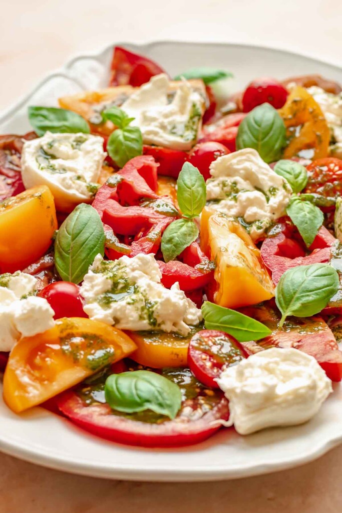 Burrata Caprese Salad with Garlic Basil Oil – The Cozy Plum