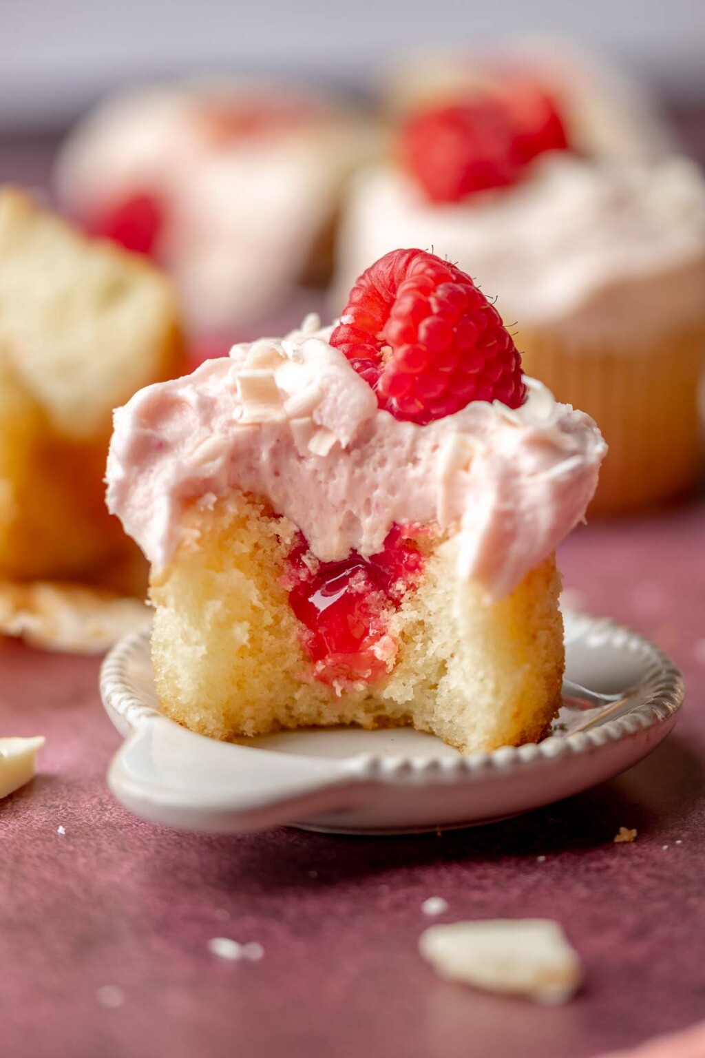 Raspberry White Chocolate Cupcakes – The Cozy Plum