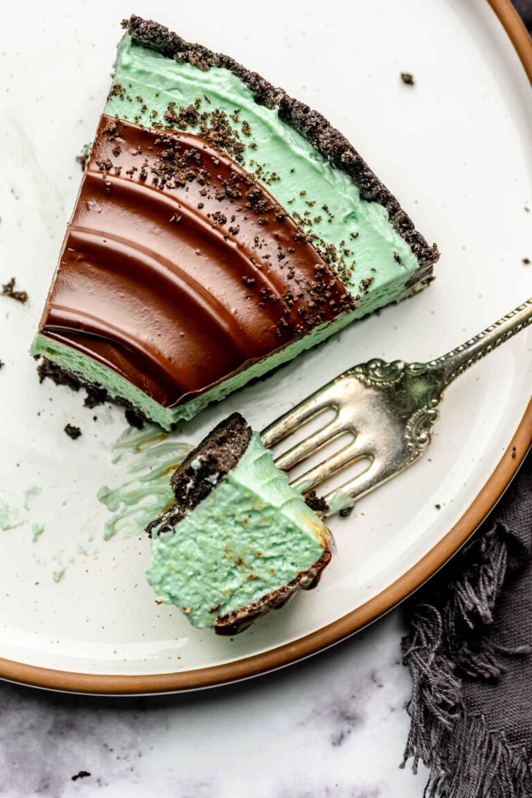 No Bake Chocolate Mint Pie with Oreo Crust – The Cozy Plum