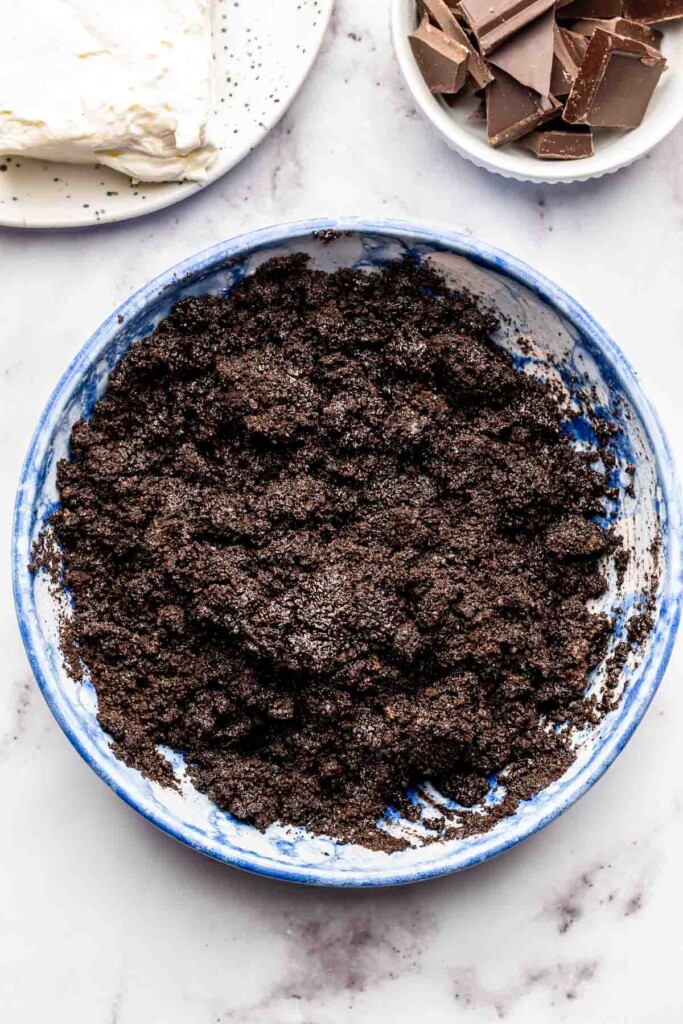 No Bake Chocolate Mint Pie with Oreo Crust – The Cozy Plum